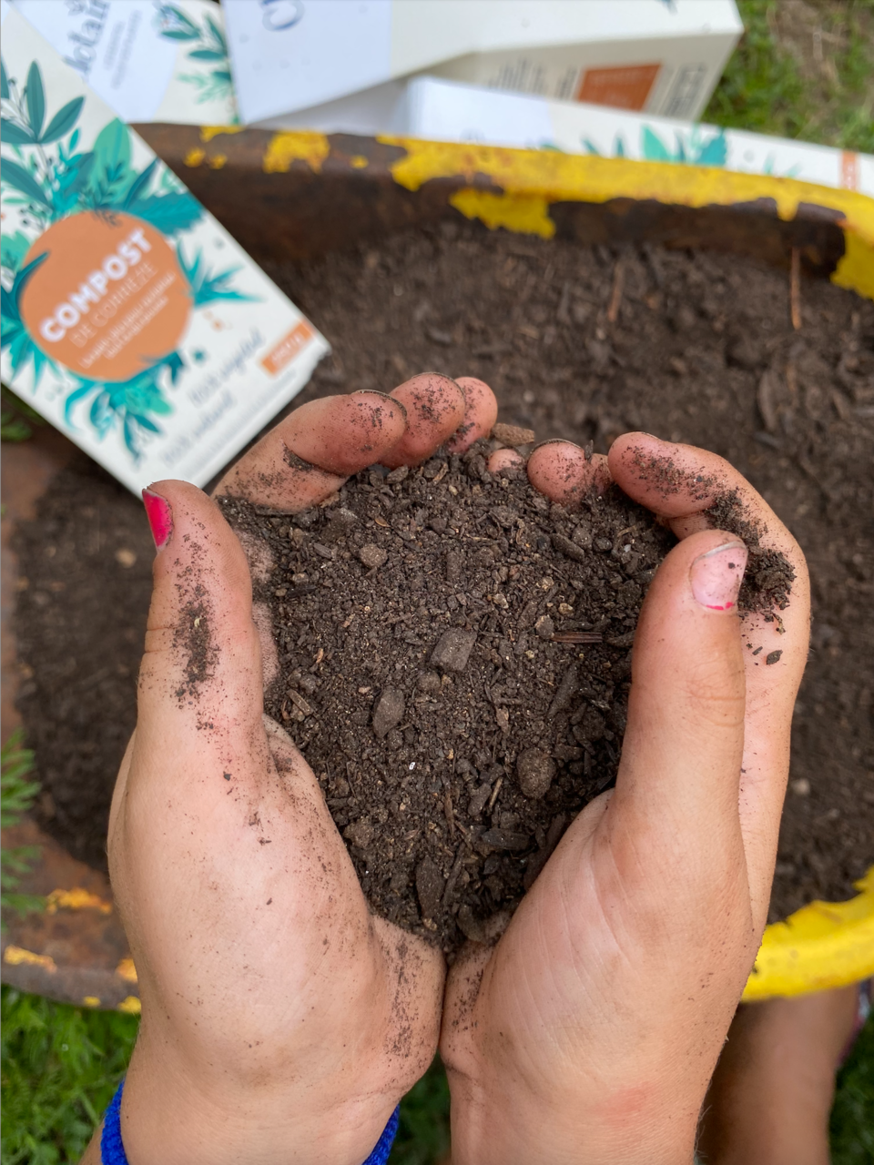 Les différents signes qui indiquent que le compost est mûr - Clotaire ...